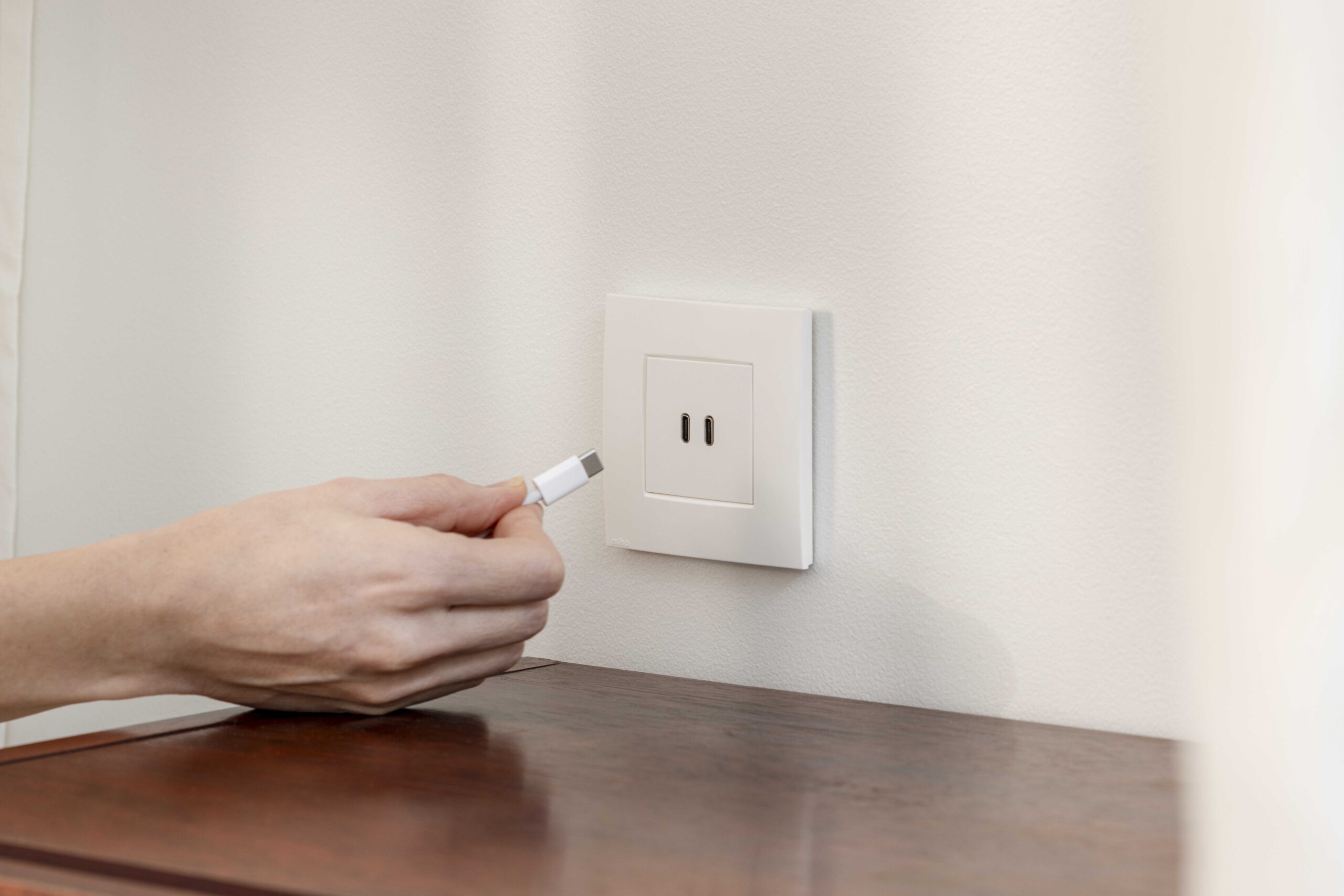 Niko introduceert als eerste een dubbele smart USB-C-lader - Bouw ...